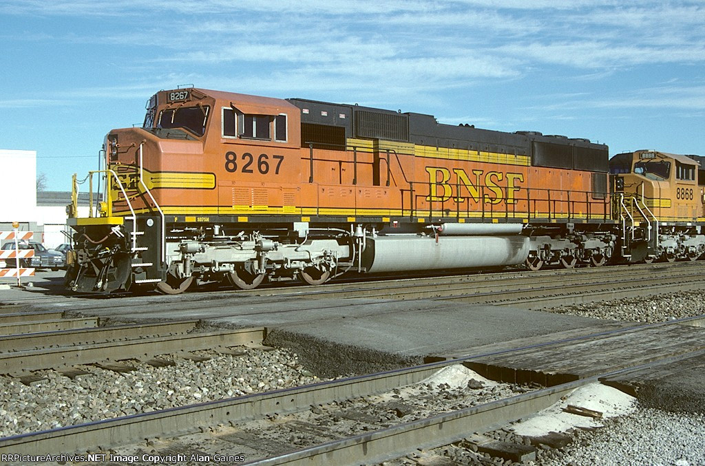 BNSF SD75M 8267